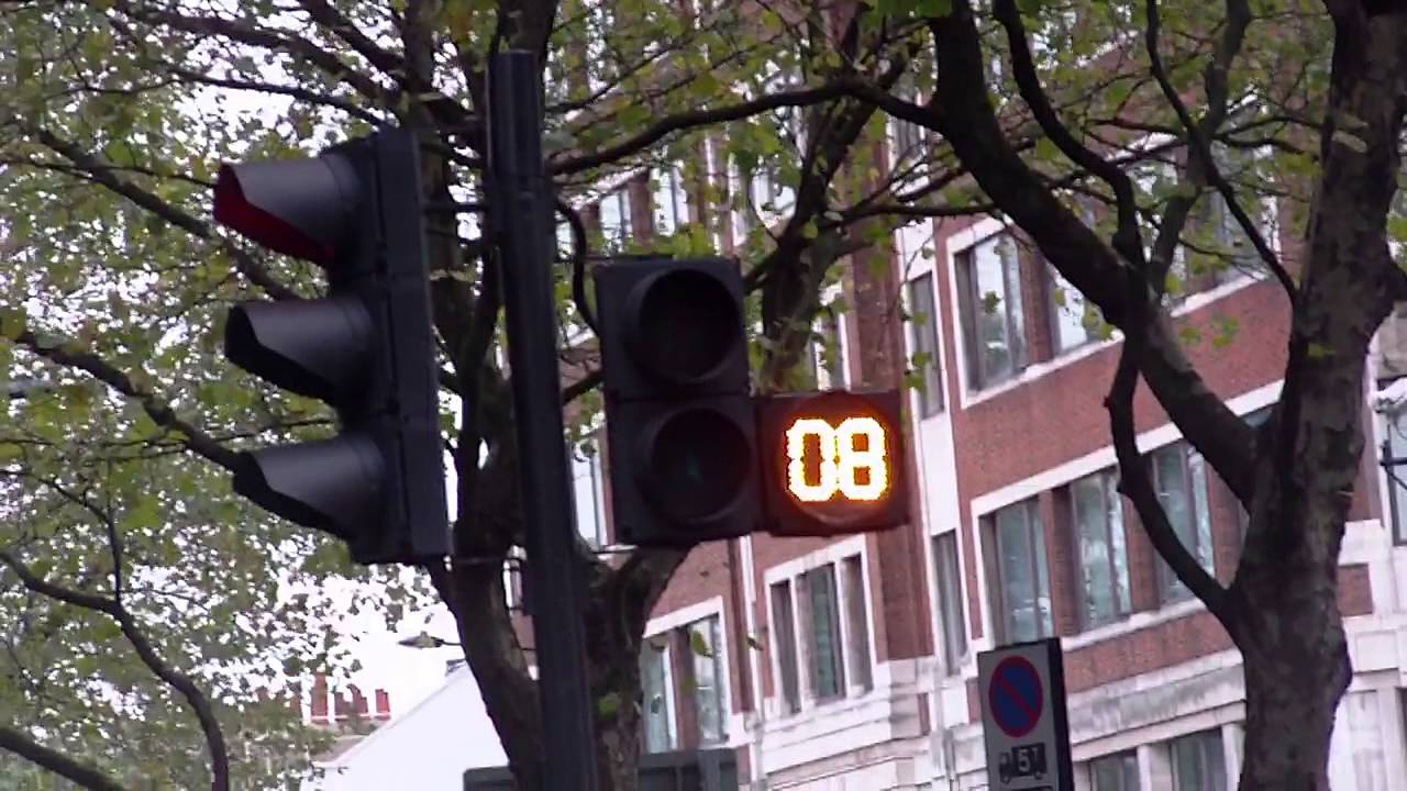Pedestrian countdown traffic light — London Euston Station - YouTube