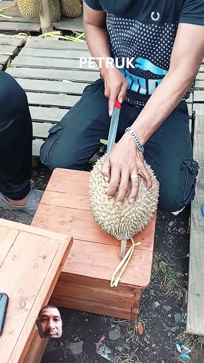 Cara mudah belah buah durian petruk #buah - YouTube