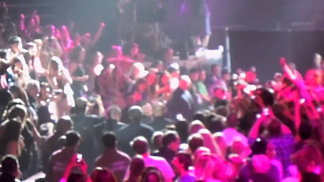 2011 Anaheim Glee Cast- Fat bottomed girls - YouTube