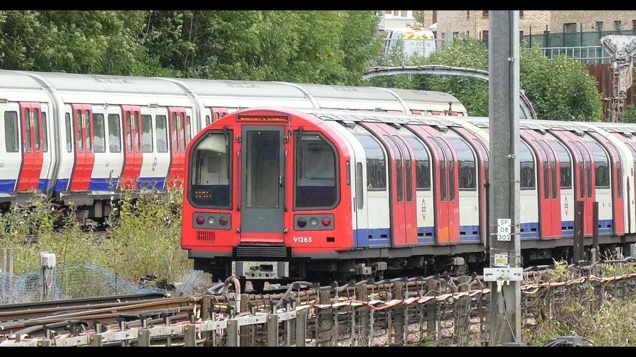 Trains at: Ealing Broadway - 15 August, 2018 - part 3 - YouTube