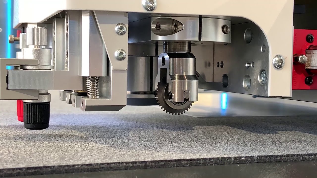 IECHO PK cooperates with PTK to cut dotted lines on cardboard - YouTube