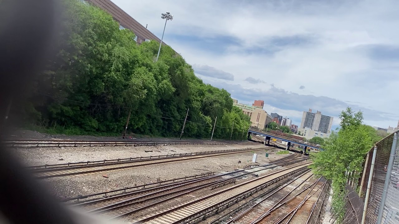 MNRR P32AC-DM pulling shoreliners - YouTube