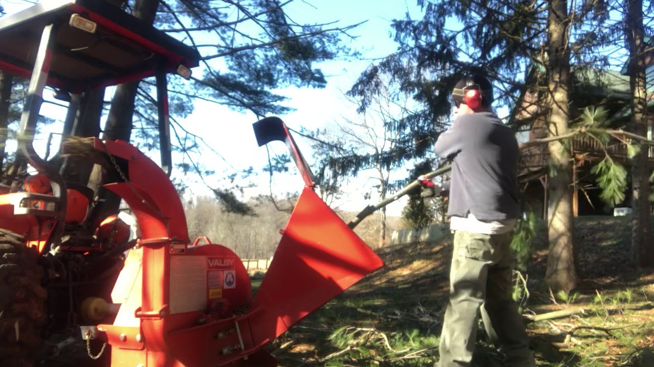 Valby CH-140 PTO chipper driven by a Kubota L35 - YouTube