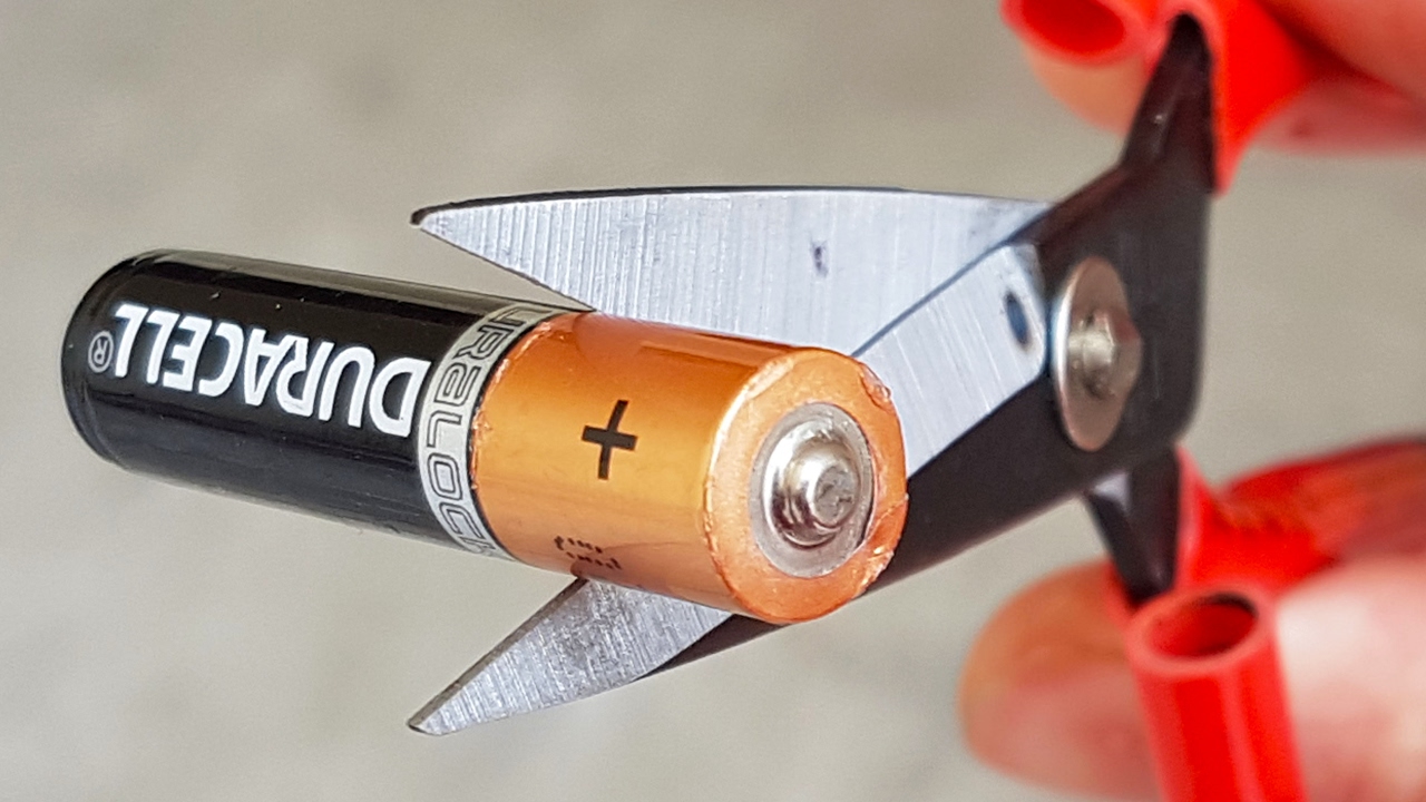 8 BATTERY LIFE HACKS - YouTube