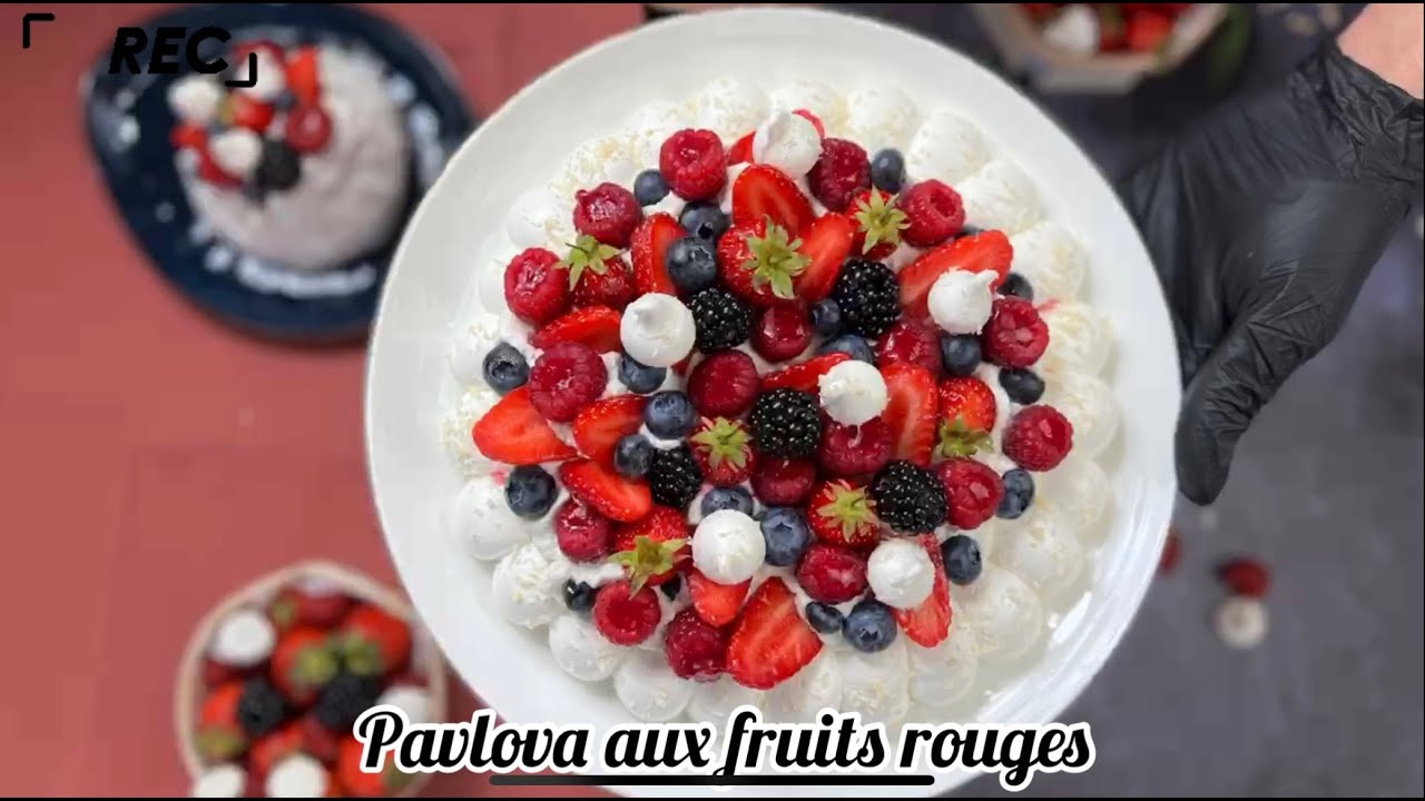 Pavlova aux fruits rouges de Cyril Lignac (Infiniment bonne!!!) - YouTube