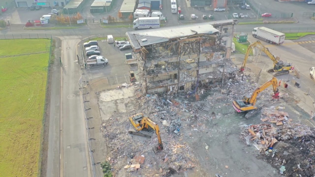 Demolition of a fire damaged bakery, Wrexham - YouTube