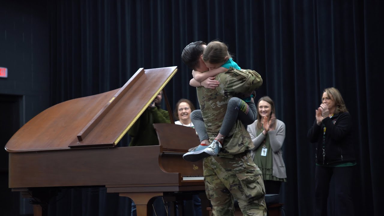 WTAQ: Soldier Surprises Daughter In Return From Afghanistan - YouTube