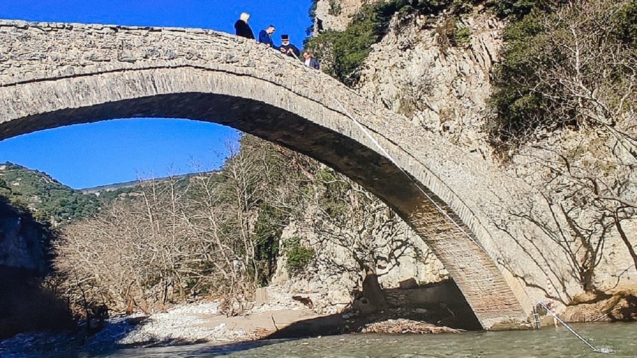 Τα Θεοφάνια στη Γέφυρα της Βίνιανης - Στα νερά του Μέγδοβα ο Σταυρός (6 ...