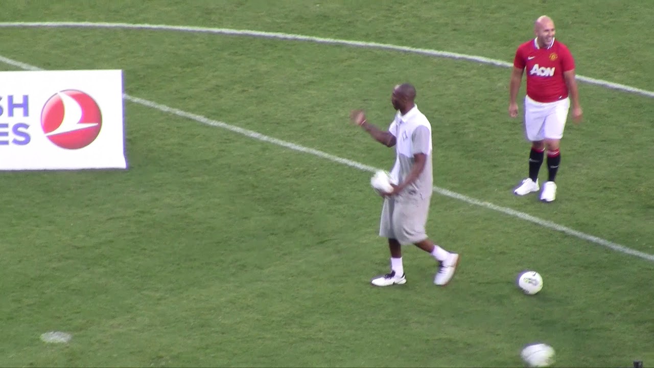 Kobe Bryant playing football, Manchester United vs. FC Barcelona in ...