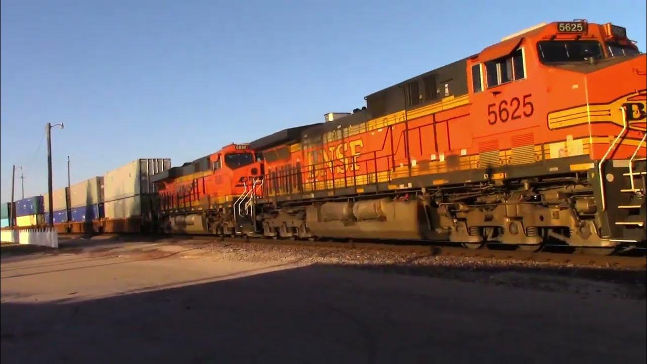 BNSF “Z” Cutting Thru Downtown Streator, IL Westbound on the Chillicothe Subdivision!!! - YouTube