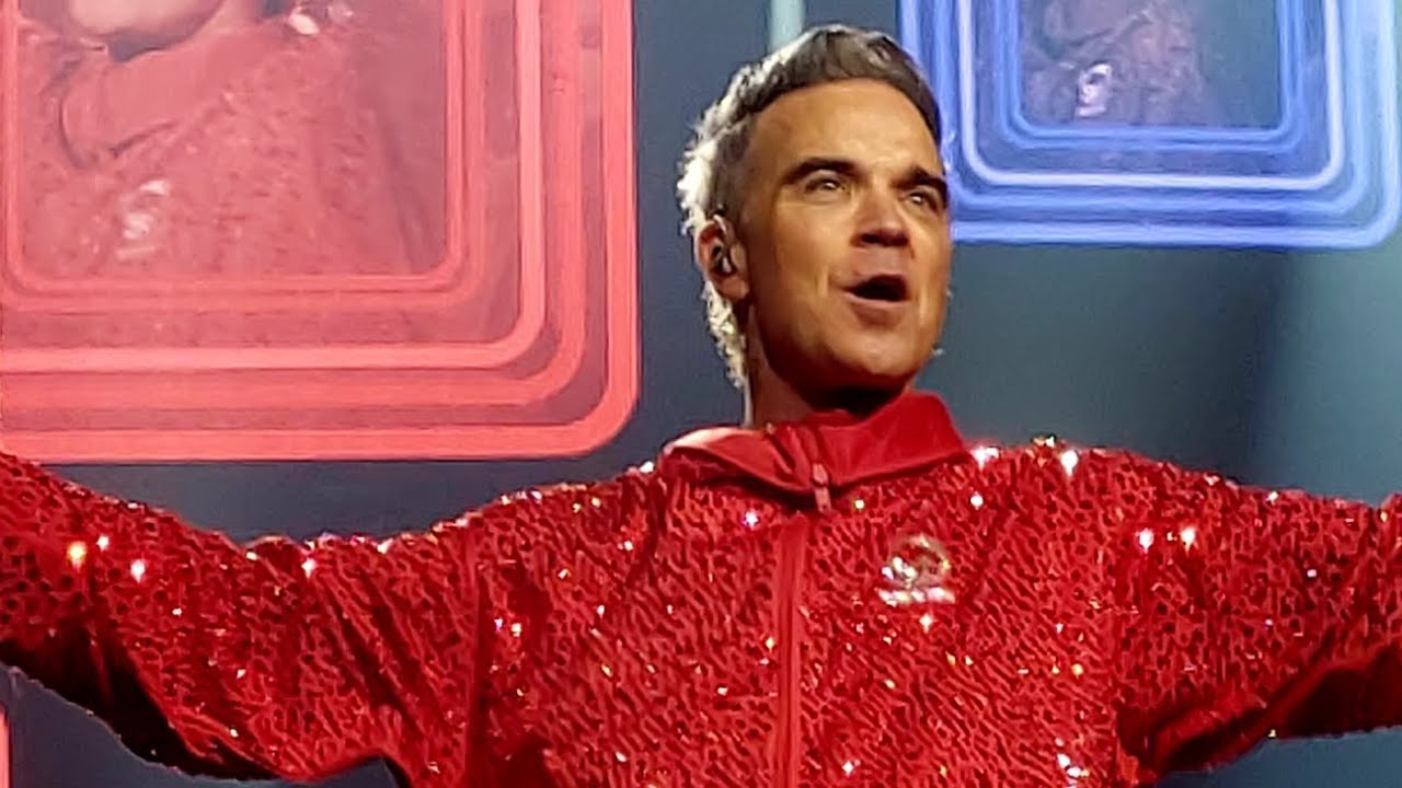 Robbie Williams - Warming up the crowd (Live Sept.2025) - YouTube