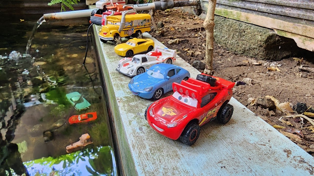 Disney pixar cars falling in the deep pool : lightning mcqueen, ceuz ...