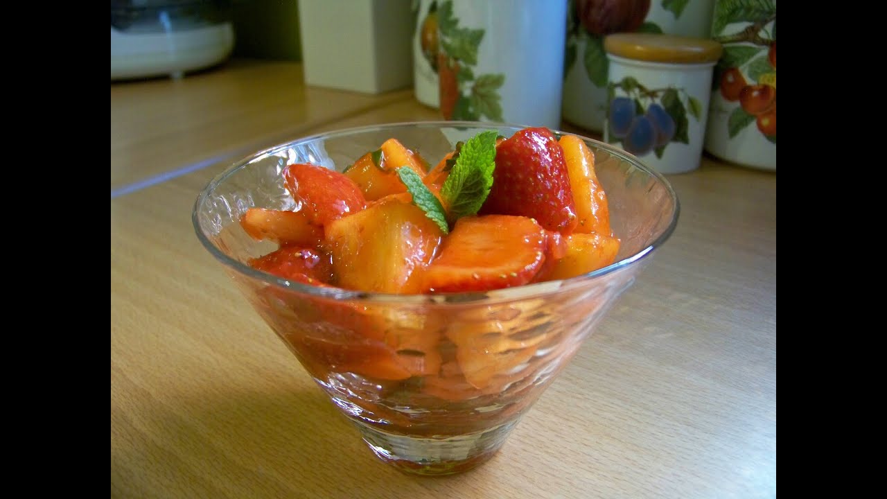 Salade de Fraise et Ananas - Les recettes de Sergio - - YouTube