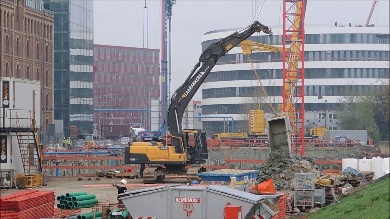 Bagger Volvo EC220D an der Baugrube - YouTube