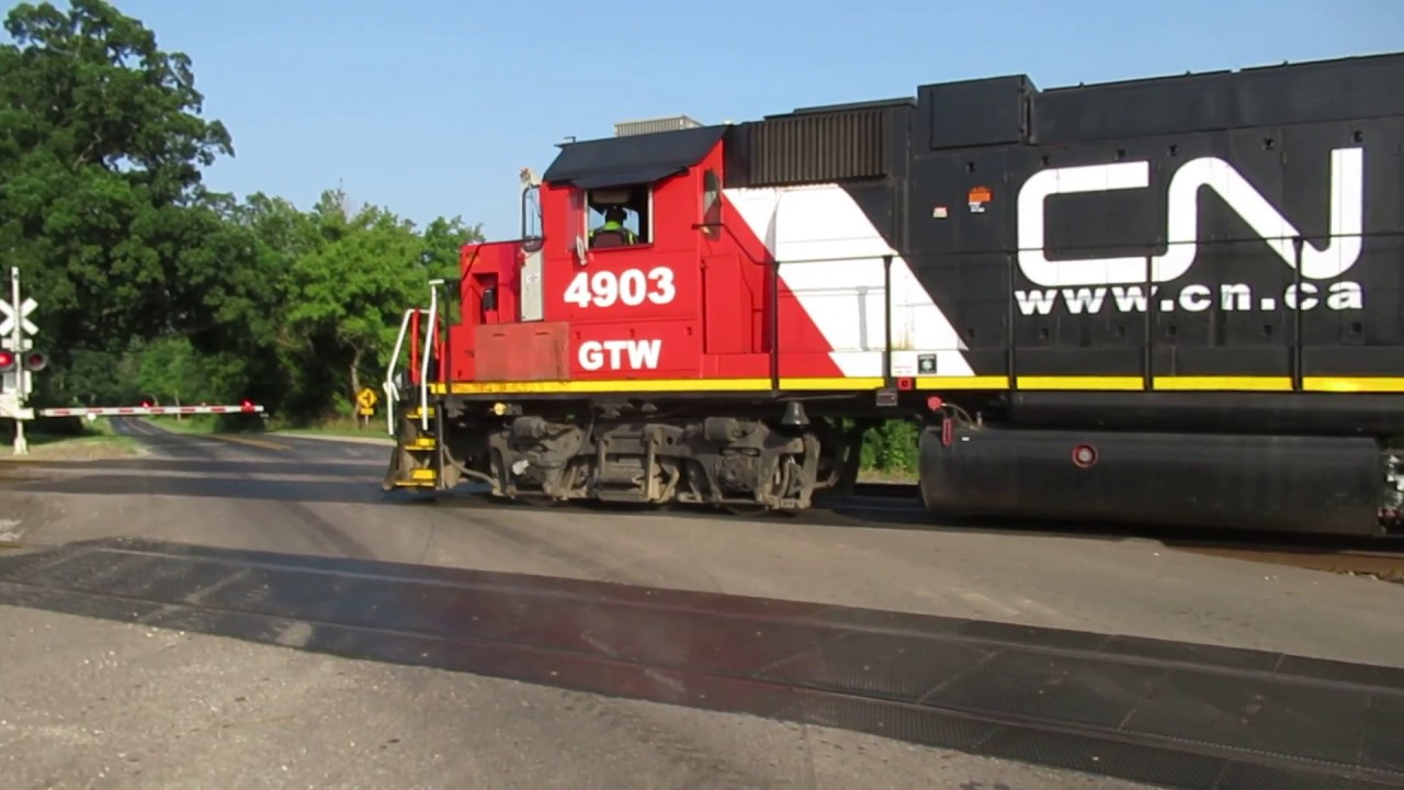 GTW 4903, CN 2313 leave Pavilion, MI with the entire Eastbound local freight train - YouTube