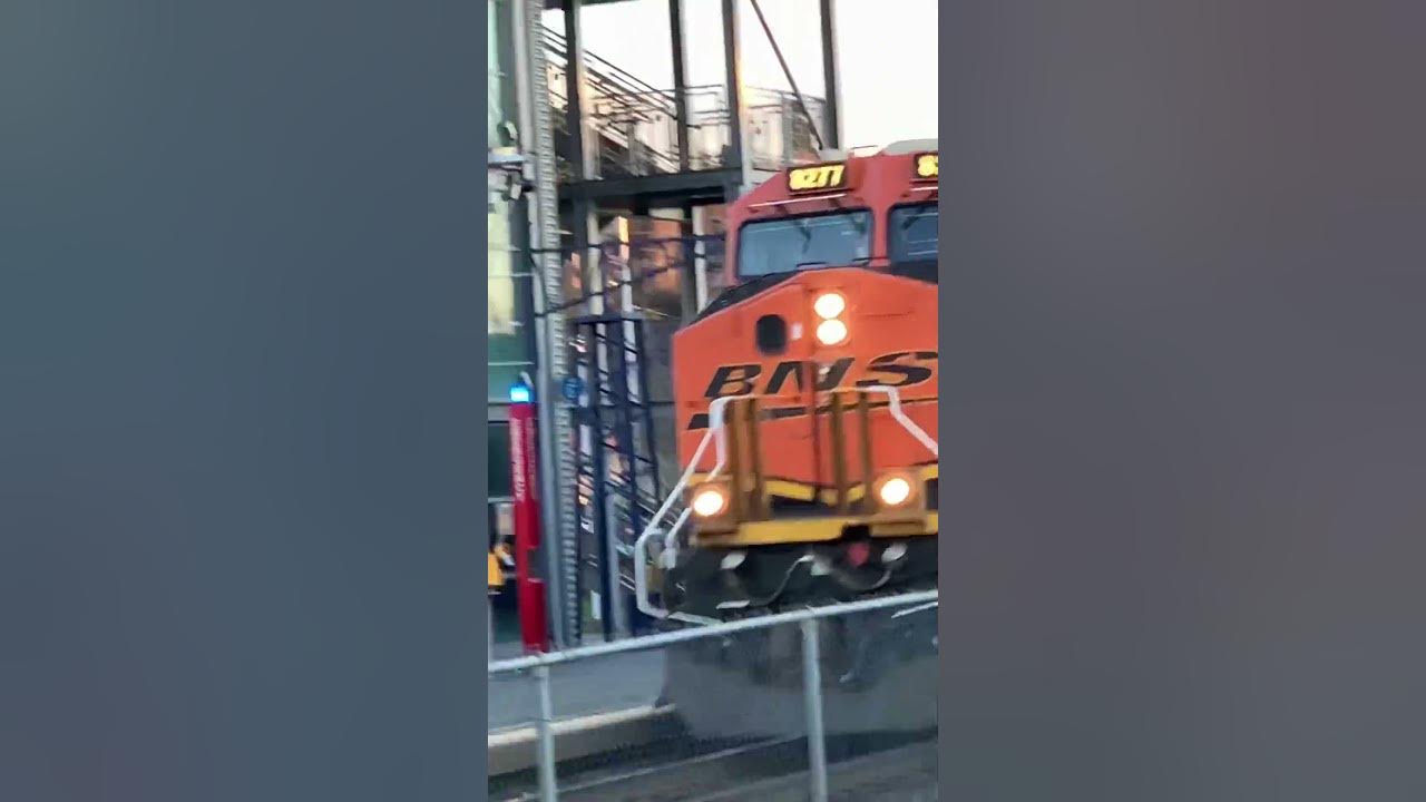 BNSF tanker train northbound holds its horn - YouTube