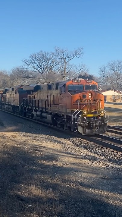 Horn Salute & a Wave from BNSF! #bnsf #bnsfrailway #train #intermodaltrain #shorts - YouTube