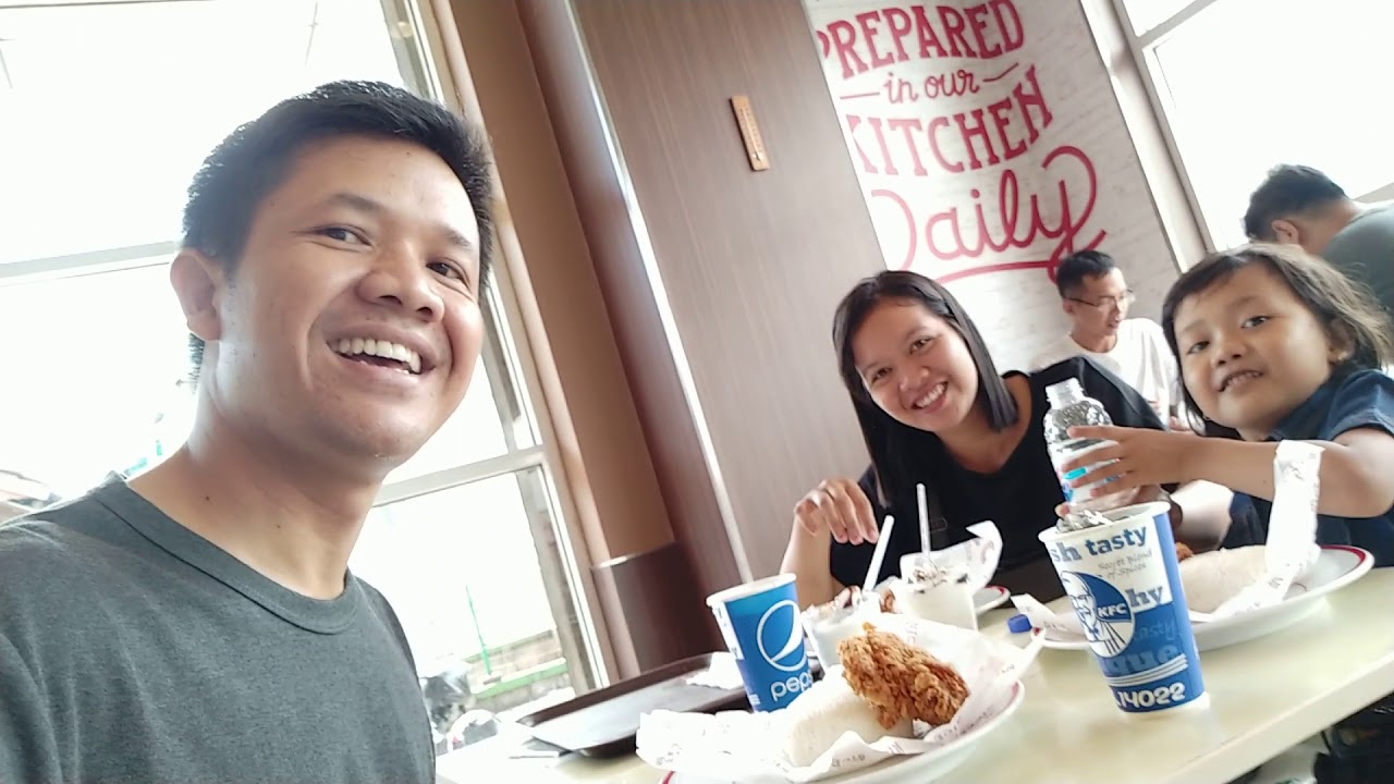 Lunch at KFC - Ramayana Pontianak - YouTube