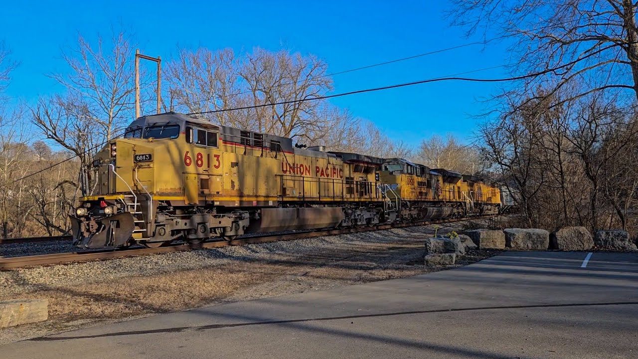 GE AC44 in "small flag" scheme leads all Union Pacific-powered grain ...