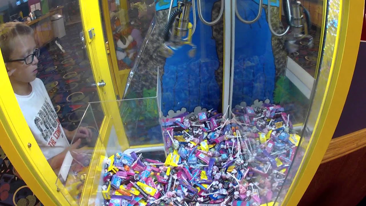 #96 WINNING at the claw machine! CANDY! - YouTube