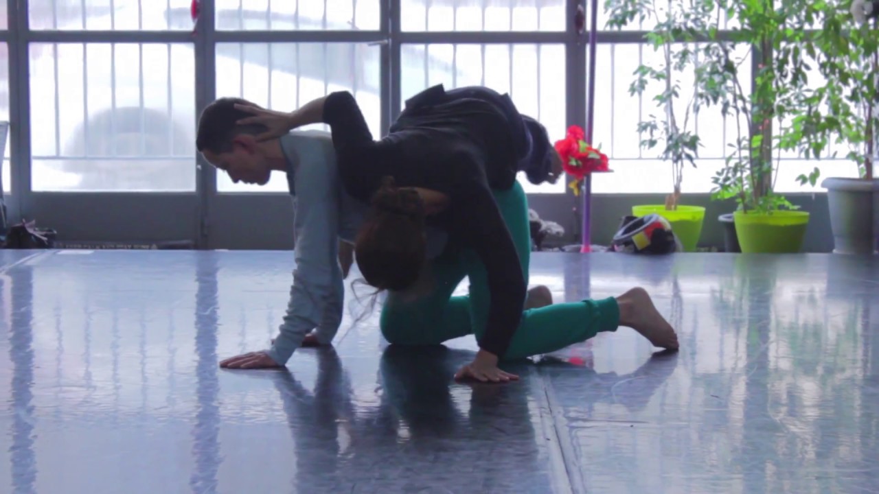 Σημειώσεις στο Contact Improvisation (Μέρος 1ο: Κίνηση χωρίς προσπάθεια) - YouTube