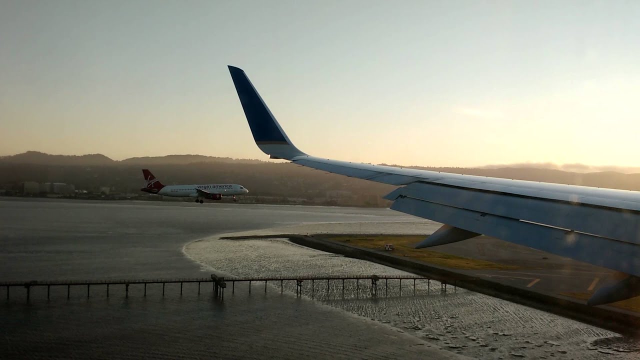 Two planes landing at the same time in SFO - YouTube