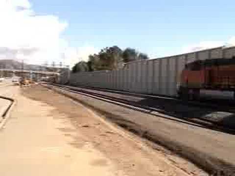 BNSF 7770 Sounding for Men and Equipment - YouTube