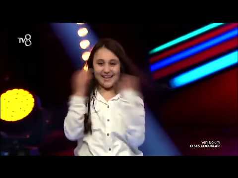 A Cute Turkish Girl Singing Dil Mera Muft Ka and dancing - With Eng Sub