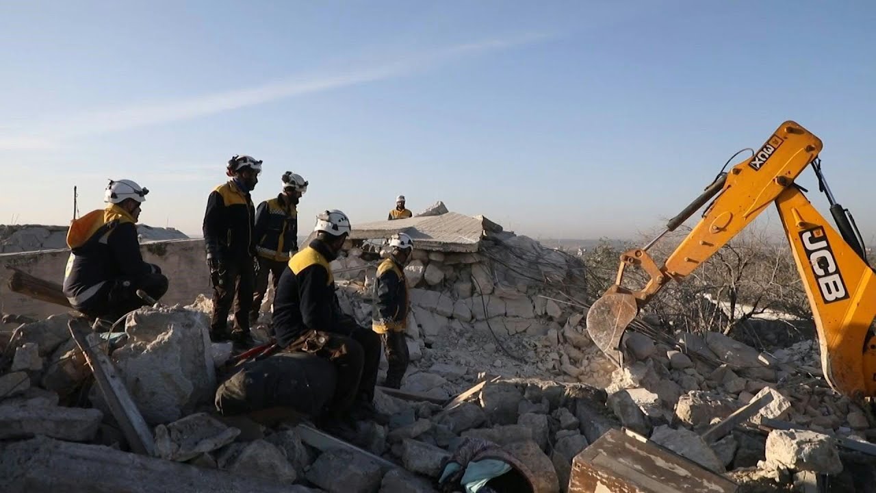 Syria rescue workers sift through rubble after deadly air strikes in ...