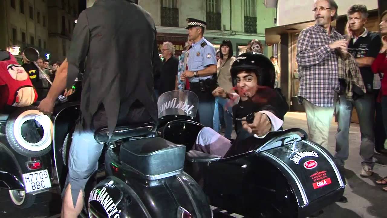 SITGES ZOMBIE WALK 2011 - YouTube