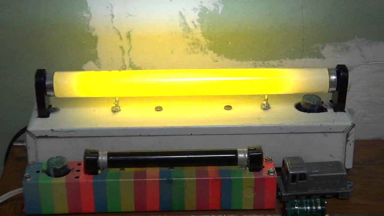 The most Blink Happy Preheat Fluorescent ever! F13T8 Philips Lamp - YouTube