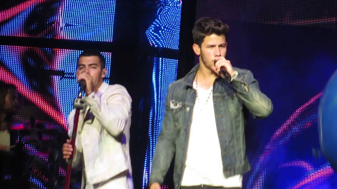 Jonas Brothers singing "The World" (oooh) - YouTube