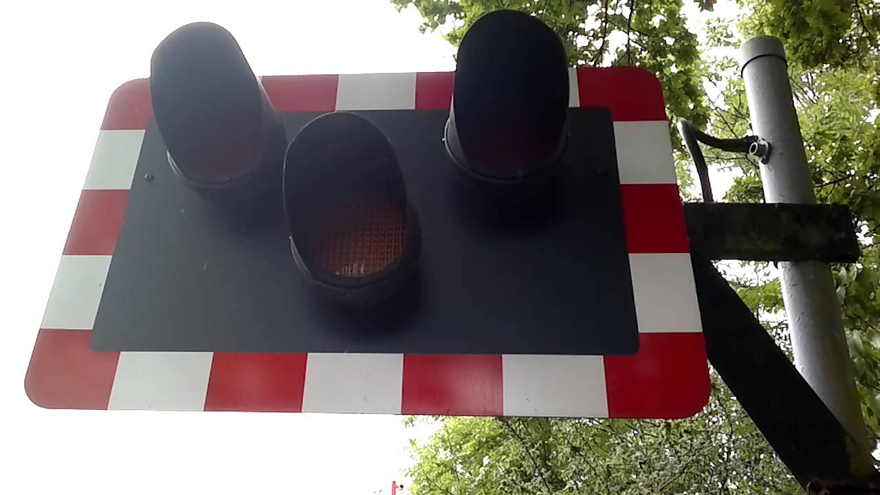 Jacobs Gutter Lane Level Crossing 22/05/2015 - YouTube