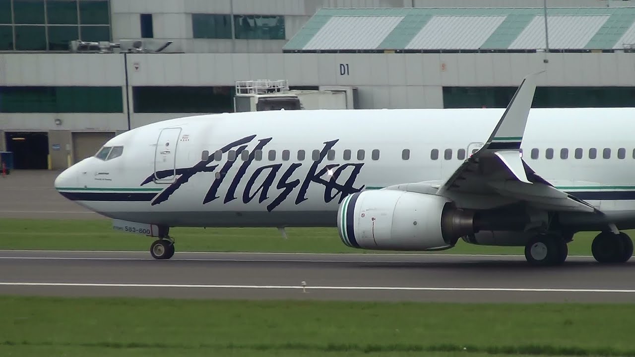 Alaska Airlines (Hawaiian Lei Tail) N583AS 737-800 Takeoff Portland ...