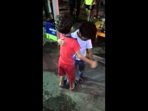 Crianças dançando forró kkk