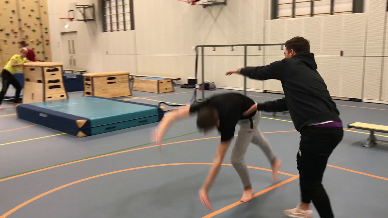 Hulpverlenen radslag - YouTube