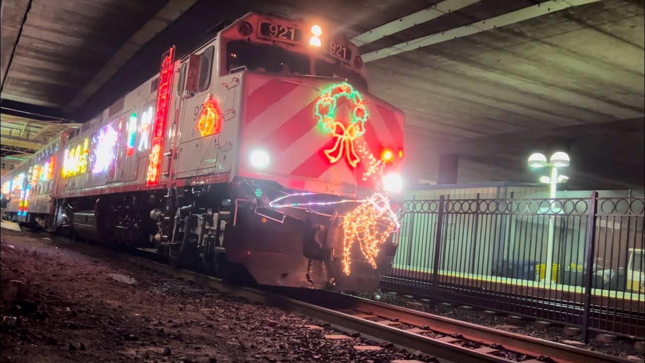 Caltrain Holiday Train 2024 with F40PH-3C 921 Departing at Millbrae ...