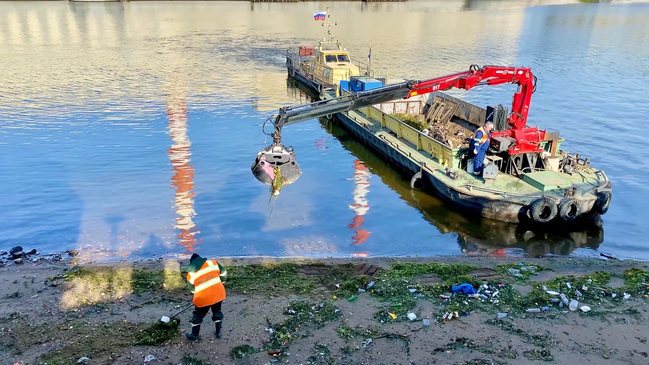 [4K] MOSCOW - River Workers. Moskva-river coast cleaning. - YouTube