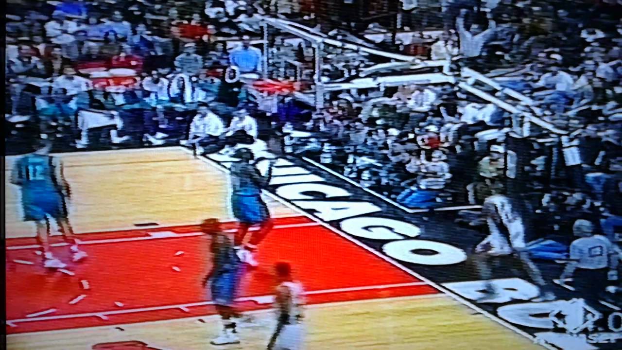 Michael Jordan no look pass for Dennis Rodman - YouTube
