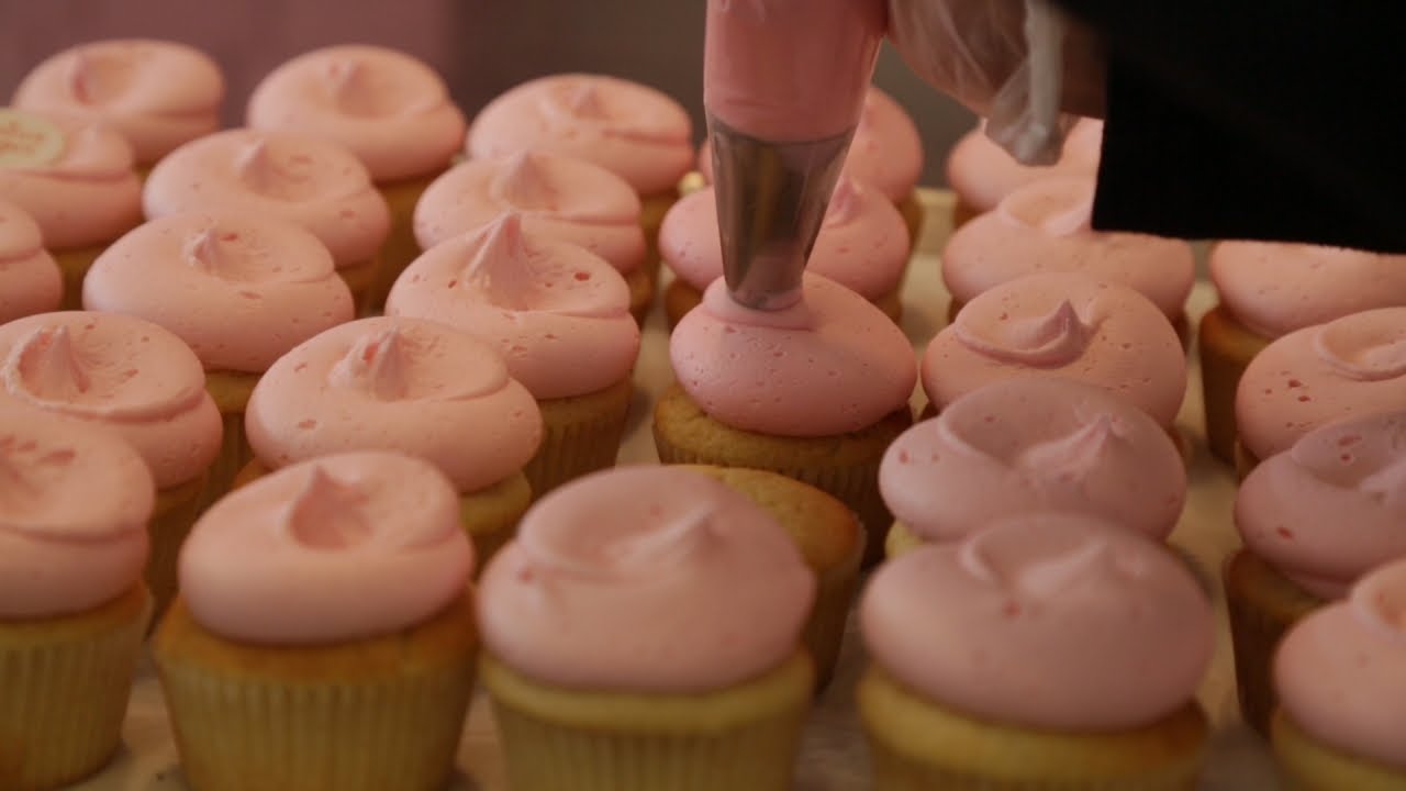 Cupcake Signature Swirl Demo - YouTube