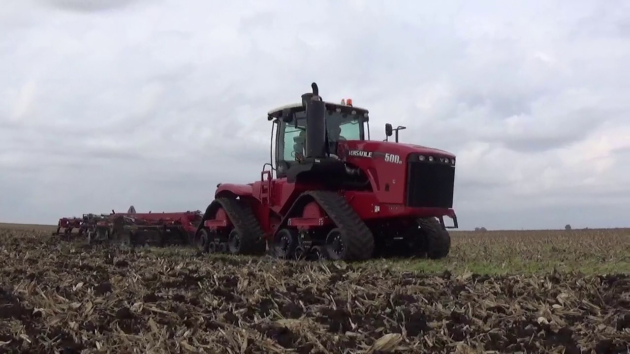 Versatile Delta Track 500 pulling a Case IH 875 Disk Ripper near Arthur ...