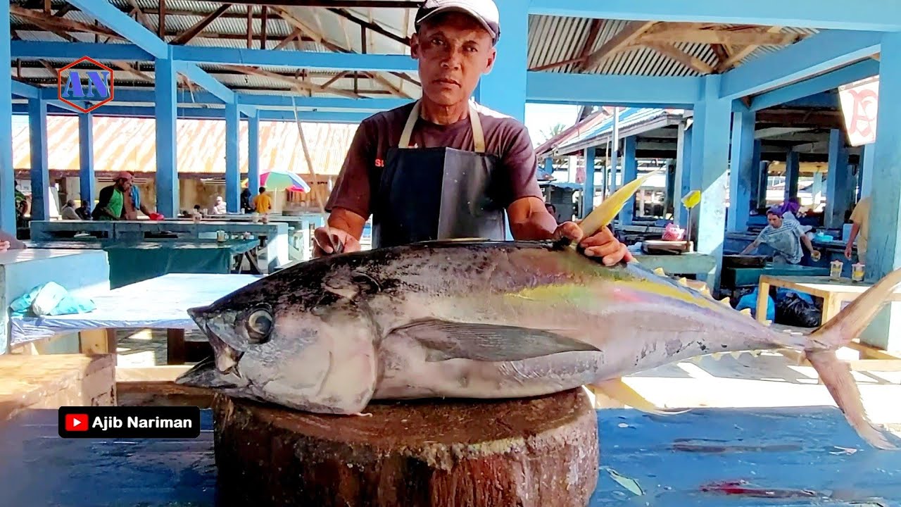 Skills in cutting large tuna and peeling the skin for yellow rice K24 ...