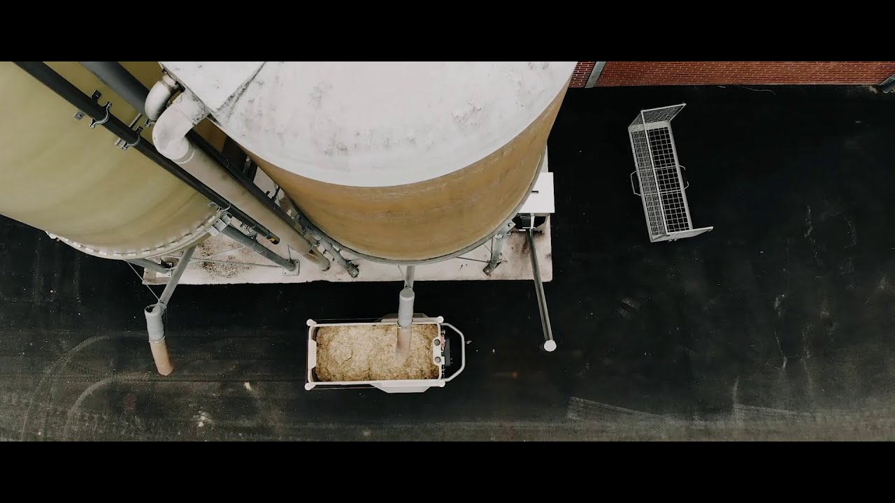 Productvideo FEEDR® Feeding robot from SIEPLO (Calves) - YouTube