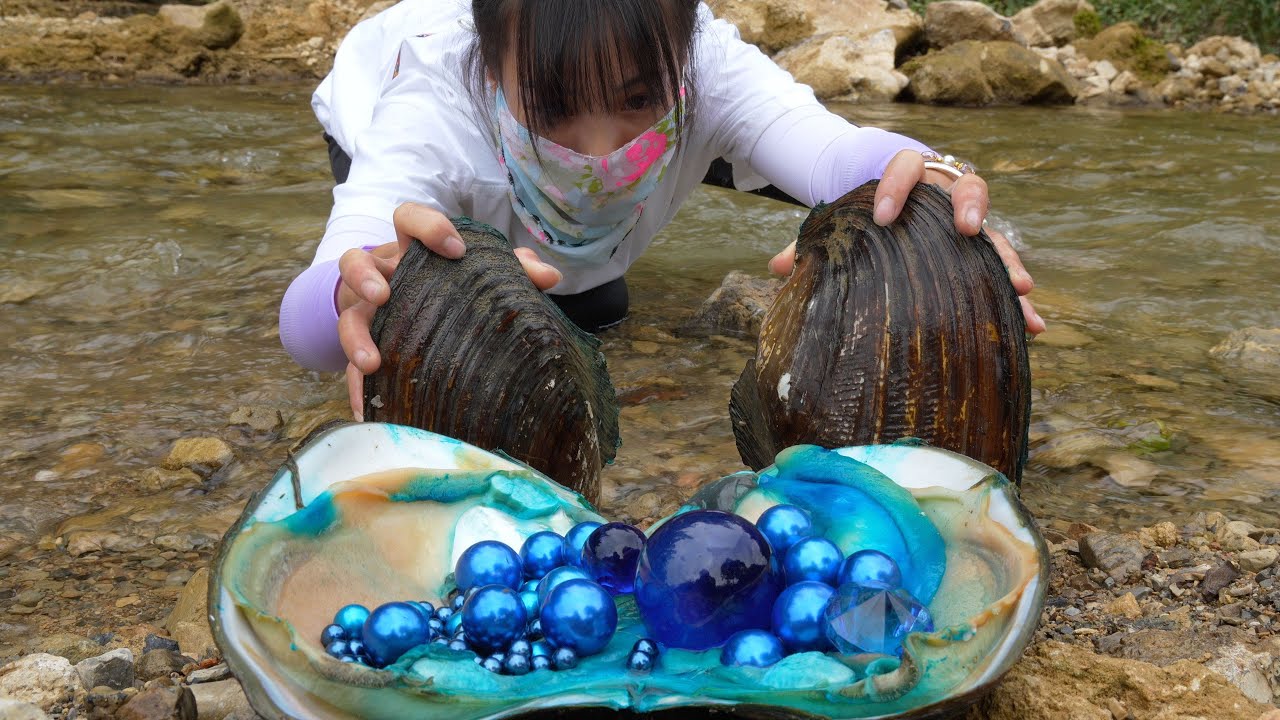 😱😱It's amazing, the woman scooped up blue mutated clams from the river ...