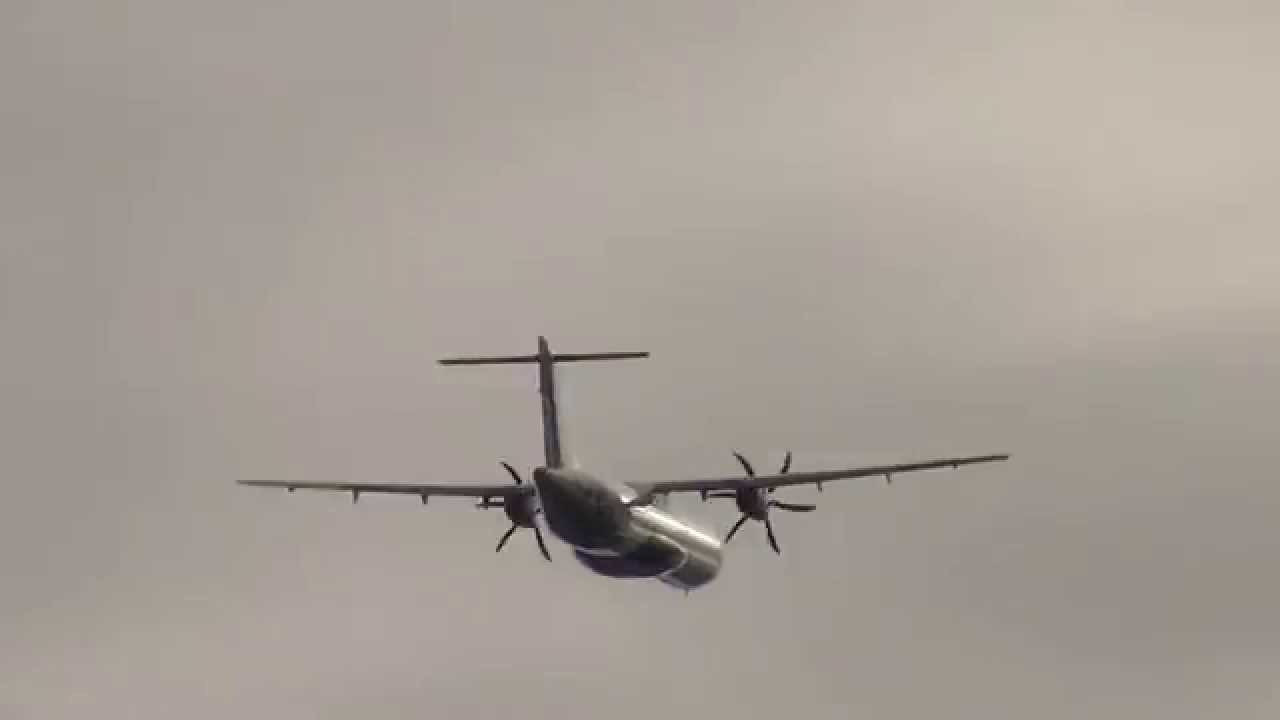 A propeller plane take-off 🛫 Potkurilentokone nousee ilmaan - YouTube