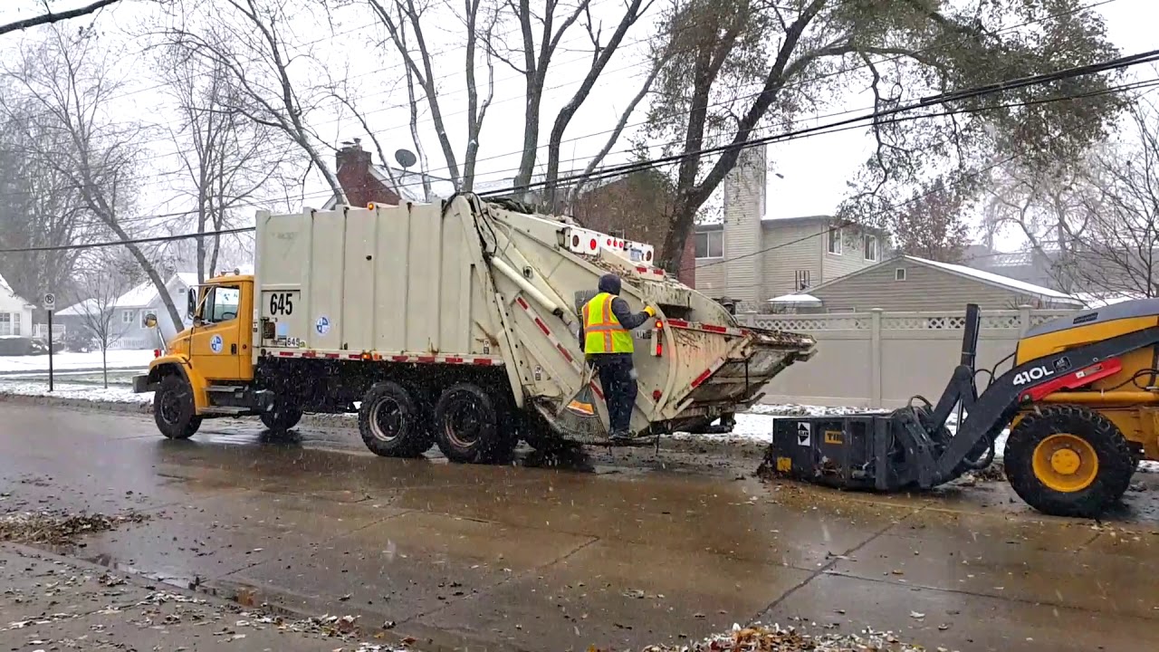 City of Berkley: Freightliner FL-80/ Leach 2rII - YouTube