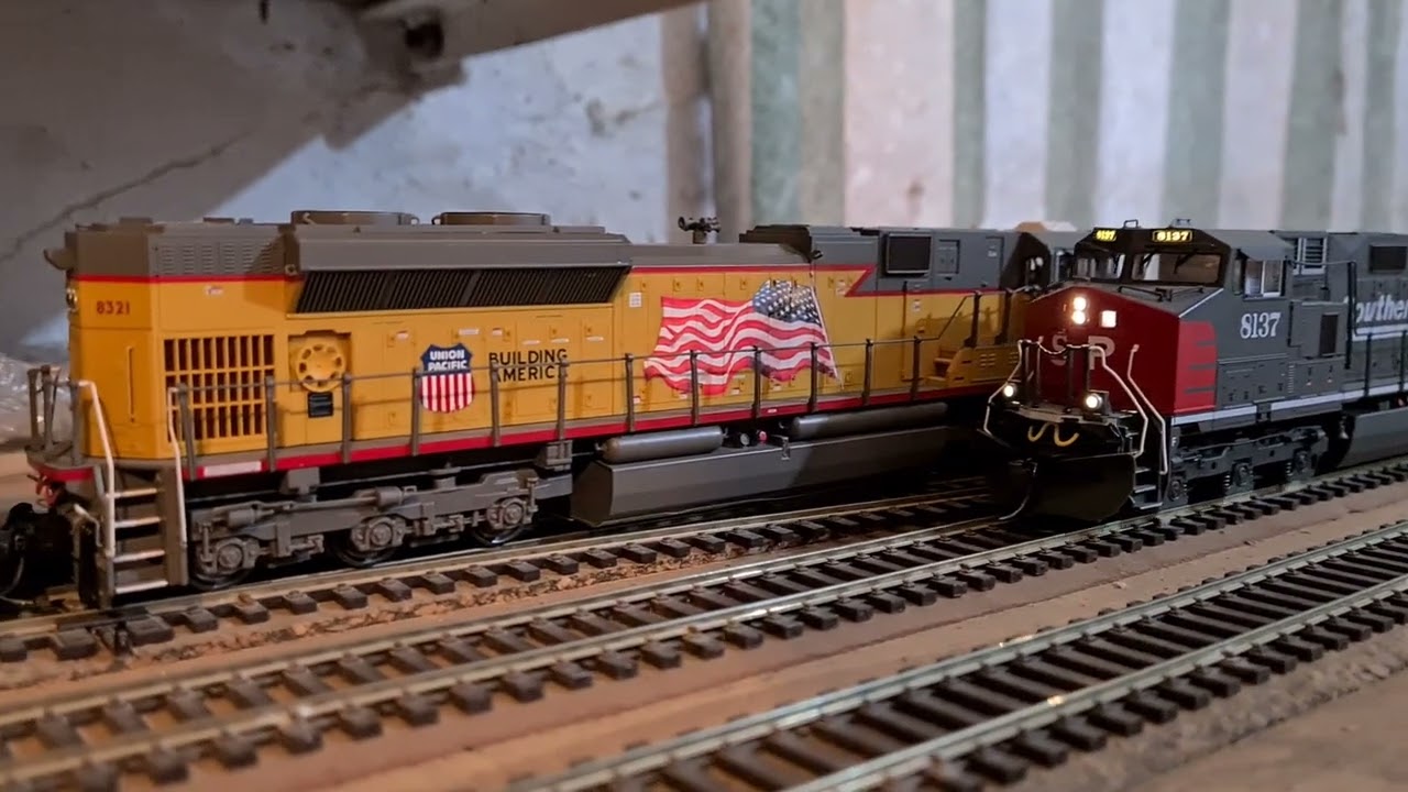 Kato Southern Pacific Dash 9-44CW with DCC ESU sound. - YouTube