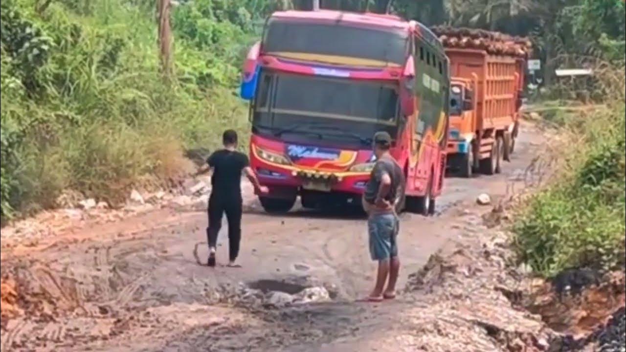 Detik Menegangkan || Truk Sawit Nyaris Terbalik Di Tanjakan Extrim - YouTube