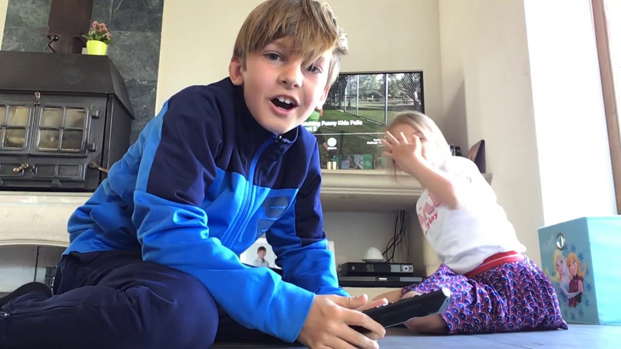 Grappige filmpjes kijken met zus - YouTube