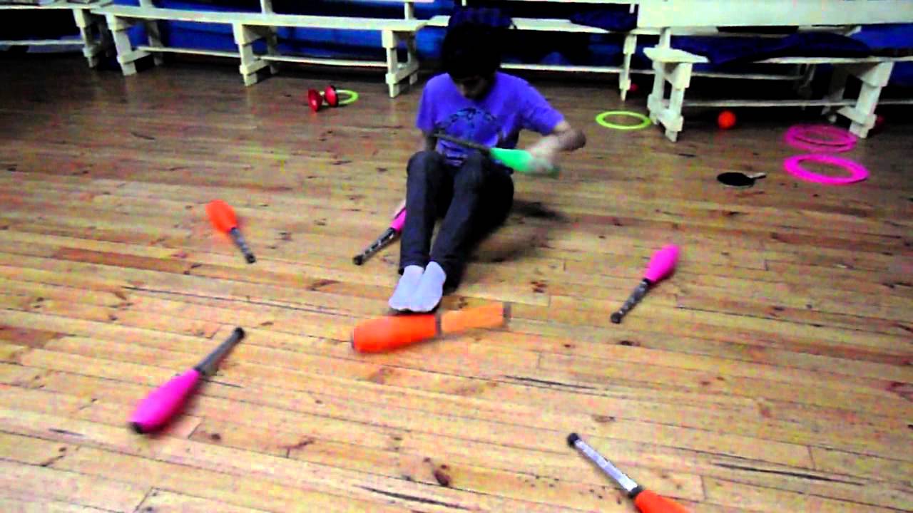 Juggling 7 Clubs - YouTube